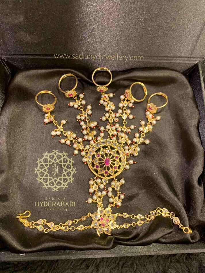 Tarab Red White Hathphool Pair – Sadiahyderabadi